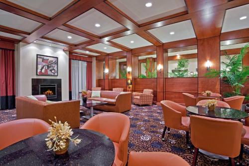 Holiday Inn Purdue - Fort Wayne, an IHG Hotel, Fort Wayne – Updated ...