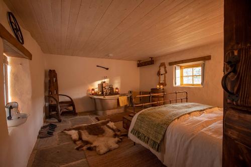 Thistle Thatch Cottage and Hot Tub - Mourne Mountains, Newcastle ...