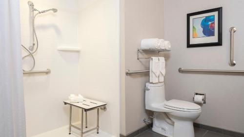 Holiday Inn Indianapolis Airport, an IHG Hotel, Indianapolis (updated ...