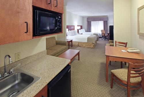 Holiday Inn Express & Suites Pine Bluff/Pines Mall, an IHG Hotel, Pine ...