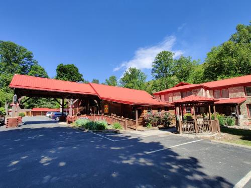 Smoky Falls Lodge, Maggie Valley – Updated 2024 Prices