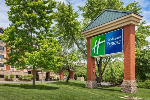 Holiday Inn Express Branson- Green Mountain Drive, an IHG Hotel ...