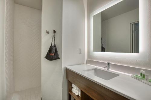 Holiday Inn Hotel & Suites Madison West, an IHG Hotel, Middleton ...