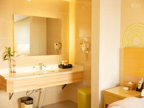 GreenTree Inn Xinyang Gushi County Yucheng Avenue Express Hotel ...