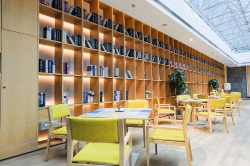 Holiday Inn Express Shanghai Songjiang Fangta by IHG, Songjiang ...