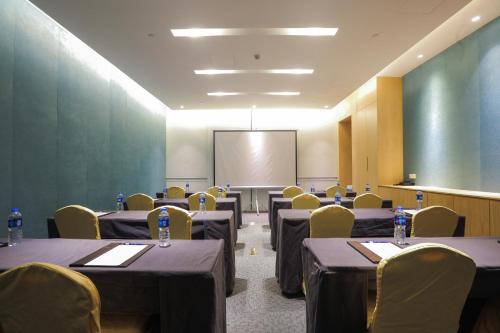 Holiday Inn Express Shanghai Songjiang Fangta by IHG, Songjiang ...