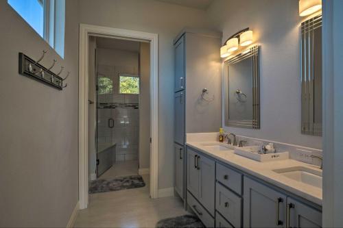 Modern Lake Travis Haven with Resort Amenities!, Point Venture (updated ...