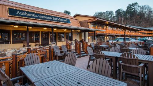 Wild Bear Inn, Pigeon Forge (updated prices 2025)
