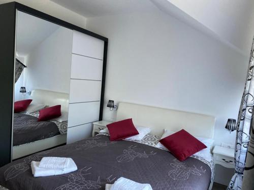 Perla Muntilor Ponoarele, Padurea de liliac, Ponoarele (updated prices ...