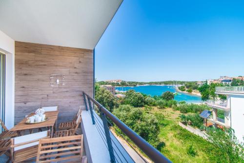 SUNSET VALA new beachfront apartment Pjescana Uvala - Medulin - Pula ...
