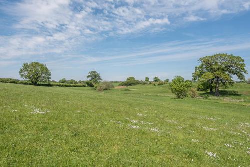 Geoff's Rest at Pond Hall Farm in Hadleigh with Private Hot Tub ...