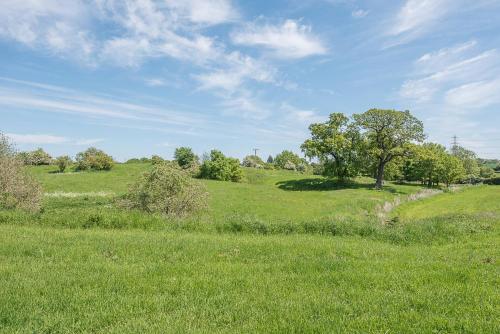 Geoff's Rest at Pond Hall Farm in Hadleigh with Private Hot Tub ...