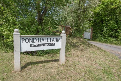 Geoff's Rest at Pond Hall Farm in Hadleigh with Private Hot Tub ...
