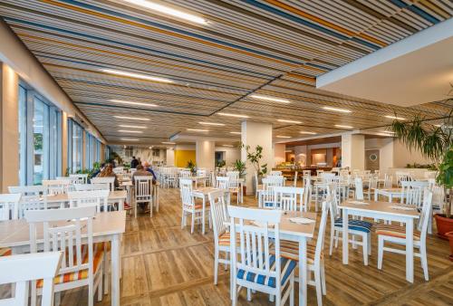 Carine Hotel Delfin, Bijela (updated prices 2024)