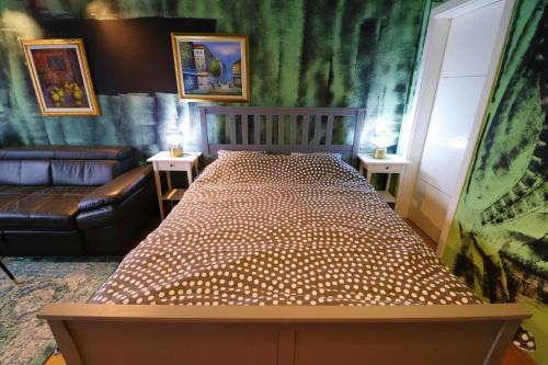 Naomi app,Netflix,between bus and train station, Zagreb (updated prices ...