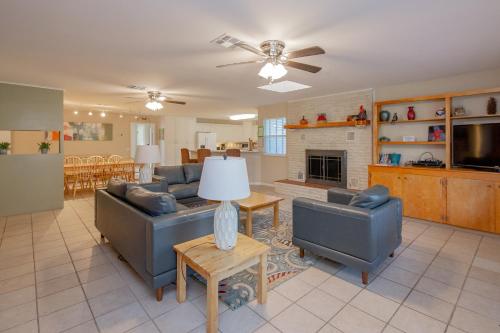 Hotel Seven Bluff Cabins, Concan, TX - Booking.com