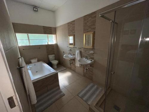 Koi Inn, Hartbeespoort (updated prices 2024)