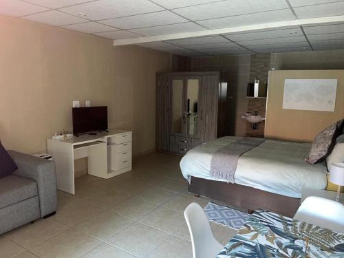 Koi Inn, Hartbeespoort – Updated 2022 Prices