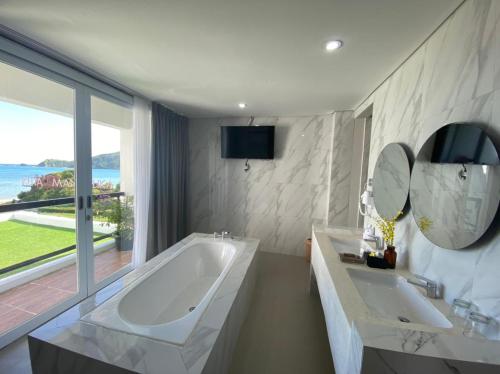 Raja Hotel Kuta Mandalika Resort & Convention, Kuta Lombok (updated ...