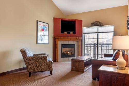 Mountain Edge Suites at Sunapee, Ascend Hotel Collection, Newbury ...