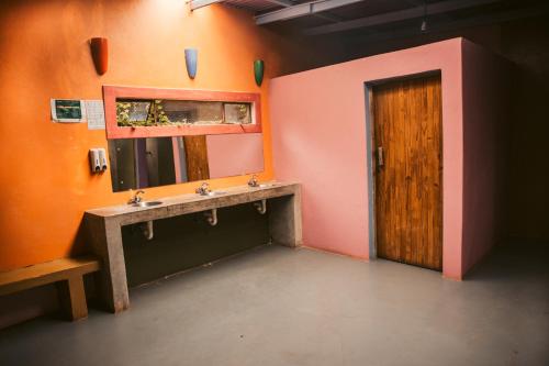 Amphitheatre Backpackers Lodge, Ethels Drive (updated prices 2025)