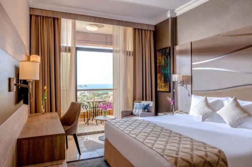 Two Seasons Hotel & Apartments, Dubai (updated prices 2024)