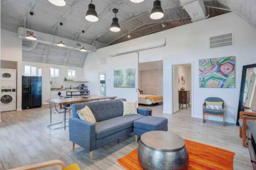 Industrial chic barndominium w/ high ceilings, Houston (updated prices ...