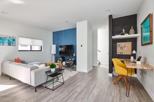 Vacation Home Luxury Rowhome w. Rooftop Mountain Views in Littleton, CO ...