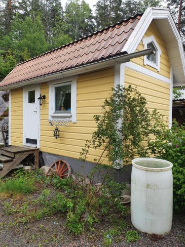 Sjönära liten stuga med sovloft, toilet in other small house, no shower ...