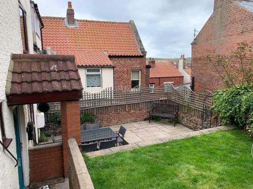 Award winning pet friendly paddock cottage, Whitby (updated prices 2025)