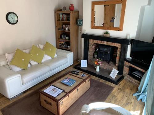 Award winning pet friendly paddock cottage, Whitby (updated prices 2025)