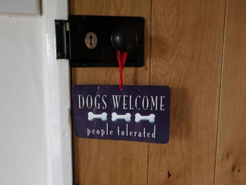 Award winning pet friendly paddock cottage, Whitby (updated prices 2025)