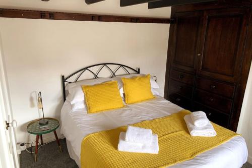 Award winning pet friendly paddock cottage, Whitby (updated prices 2025)