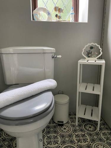 Award winning pet friendly paddock cottage, Whitby (updated prices 2025)