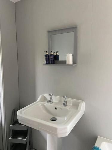 Award winning pet friendly paddock cottage, Whitby (updated prices 2025)