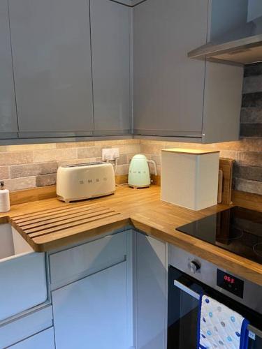 Award winning pet friendly paddock cottage, Whitby (updated prices 2025)