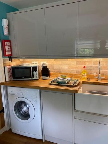 Award winning pet friendly paddock cottage, Whitby (updated prices 2025)