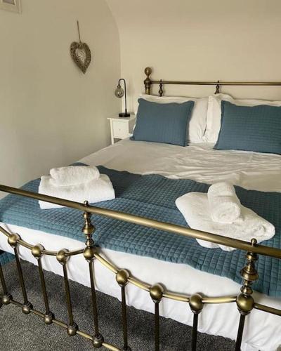 Award winning pet friendly paddock cottage, Whitby (updated prices 2025)