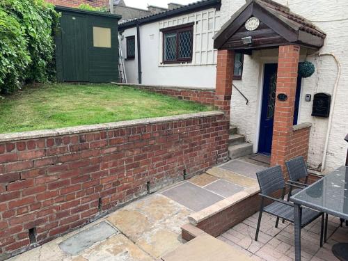 Award winning pet friendly paddock cottage, Whitby (updated prices 2025)