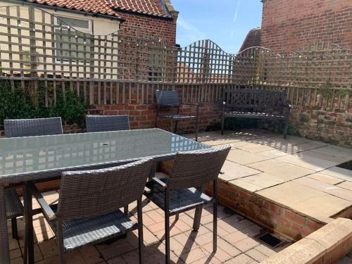 Award winning pet friendly paddock cottage, Whitby (updated prices 2025)