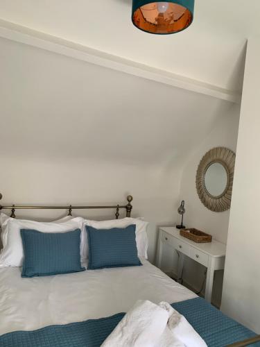 Award winning pet friendly paddock cottage, Whitby (updated prices 2025)