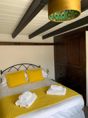 Award winning pet friendly paddock cottage, Whitby (updated prices 2026)