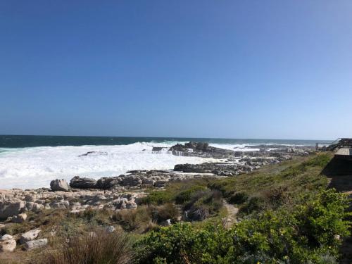 Whale Rock Estate Hermanus sea view apartment, Hermanus – Updated 2023 ...