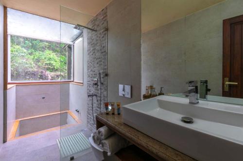 Mawi Infinitty Villa by StayVista - A lake-view villa with an infinity ...