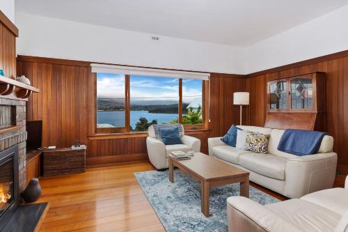Bellerive Bluff magic - renovated home with views, Bellerive – Updated ...