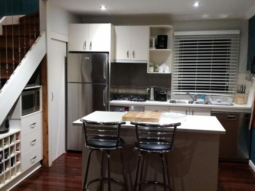 Beautiful Dutch Barn style country house in Merrijig (base of Mt Buller ...