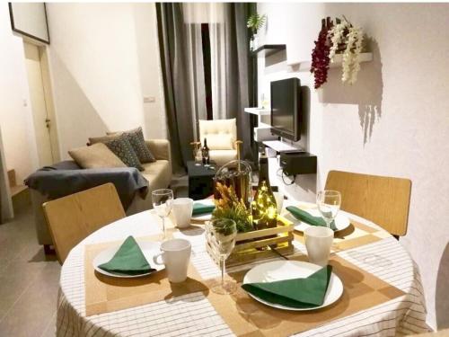 Hostel Charming Bedroom - next to train station at Est Bangsar, Kuala ...