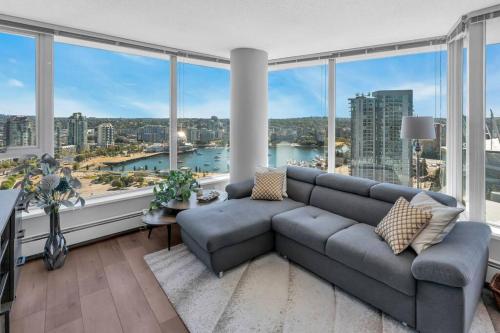 Spacious DT 2-BDR High-rise with view, pool, gym, Vancouver – Updated ...