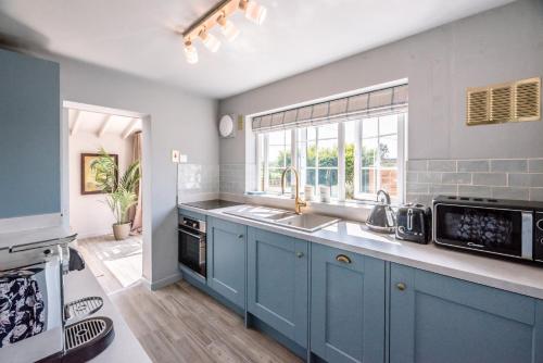 Wonderful cottage with sun-filled terrace, Aldringham (updated prices 2024)