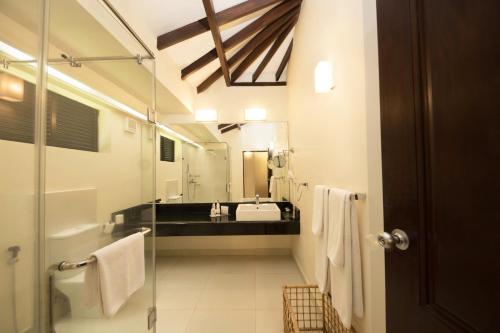 Club Hotel Dolphin, Negombo (updated prices 2025)